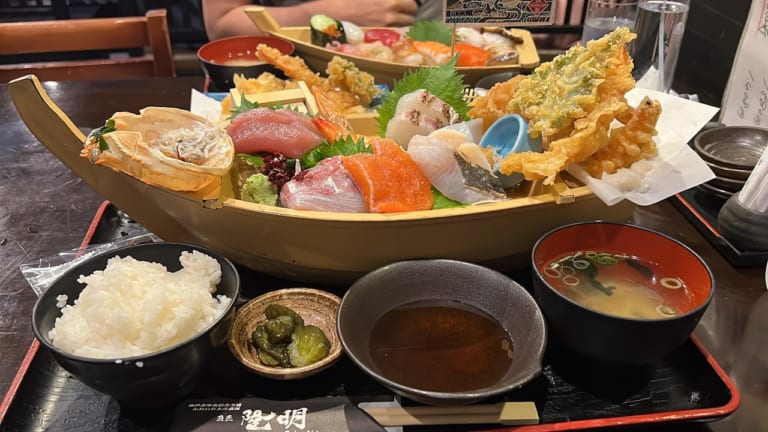 【神戸市】中央区・三宮「魚匠 隆明」高コスパすぎる！驚きのボリュームの舟盛ランチが凄すぎた。 | 号外NET 神戸市西区